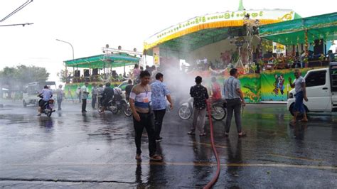 မဟာသင်္ကြန်အကြတ်နေ့တွင်‌ မော်လမြိုင်မြို့၌ ရေပက်ခံလာသူများ၊ စတုဒိသာကျွေးမွေးသူများဖြင့် အထူးစည