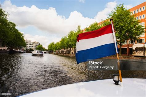 네덜란드 플래그입니다 봄 햇살 암스테르담 푸른 하늘 흰 구름과 밝은 취소합니다 암스테르담 운하에 보트 여행입니다 물 위에 다리입니다 유럽 여행 강에 대한 스톡 사진 및 기타