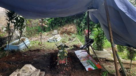 Jasad Diska Putri Gadis Bercelana Doraemon Dimakamkan Di Depan Rumahnya