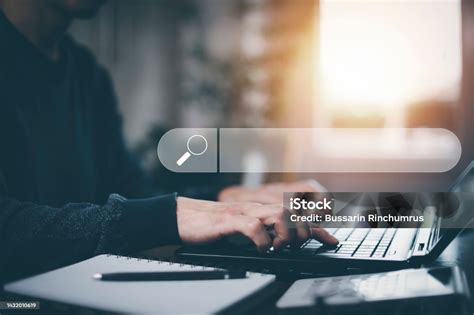 남자 유형 태블릿 및 빈 검색 창으로 인터넷 데이터 정보 검색 검색 사람의 손은 스마트 폰과 키보드를 사용하여 정보를 검색합니다 웹 사이트에서 검색 콘솔 사용 개념에 대한