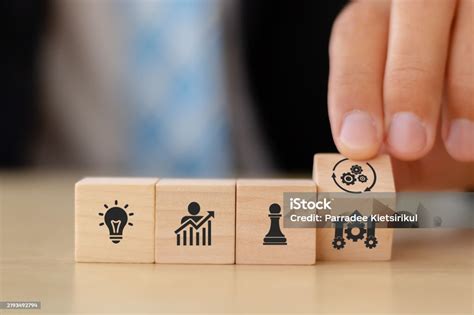 비즈니스 해결 개념 사업 결의안과 사업 전략 아이콘이 있는 나무 블록을 손으로 뒤집습니다 프로세스가 운영 및 전략을 개선하기 위해 회사가 하는 약속 감독에 대한 스톡 사진