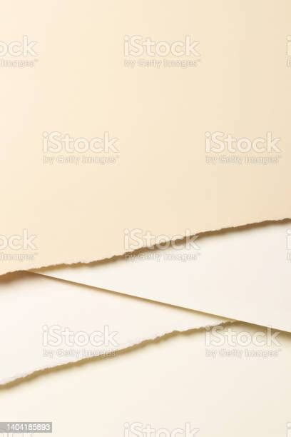 찢어진 그런 지가 기하학적 인 종이 배경을 찢었다 중성 베이지 색 색조의 기하학적 모양과 선을 가진 최소한의 수직 구성 잘려지거나 찢어진 종이에 대한 스톡 사진 및 기타