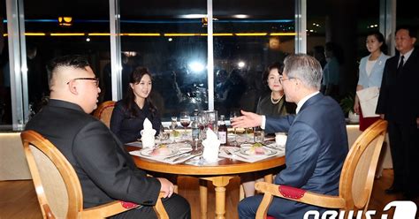 문재인 대통령 김정은 내외와 만찬