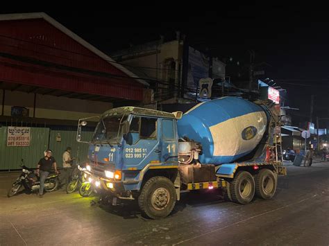 បុរស២នាក់បើកម៉ូតូឌុបគ្នាឆ្លងភ្លើងស្តុបត្រូវរថយន្តក្រឡុកស៊ីម៉ងត៍