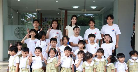 발리 한국 학교 방문해 기념촬영하는 김건희 여사