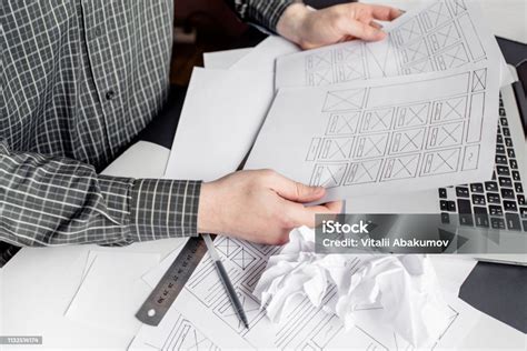 Ux 웹 사이트 디자이너 드로잉 와이어 프레임 스케치 프로토 타입 프레임 워크 레이아웃 미래 프로젝트 창조적 인 사용자 경험 개념 웹 사이트 서식 파일 디자이너 작업 영역