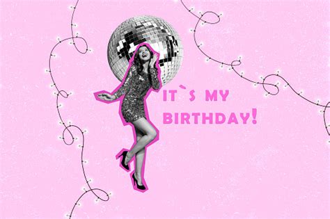 재미 있는 젊은 매력적인 여자 춤추는 바이브 디스코 공 노스탤지어 소녀 생일의 전신 콜라주 화환과 함께 분홍색 배경에 고립 20 24세에 대한 스톡 사진 및 기타 이미지