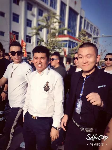 利哥参加神豪亿人忠哥开业庆典，各大网红齐聚辽宁佟二堡，各大豪车开道，交警及安保现场维持秩序