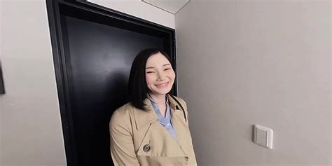 Her Overwhelming Beautiful Legs And Teasing Temptation Make Her Unable To Control Her Reason A