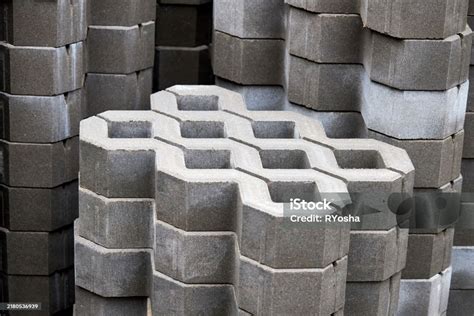 체크 무늬 콘크리트 콘크리트 타일 의 정원 보도 잔디밭 팔레트 잔디 잔디 블록 포장 돌 Grasscrete는 콘크리트 대신 진입로 주차장 또는 차고에 사용되는 친환경