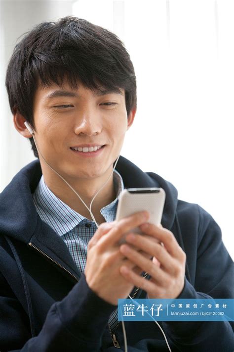 青年男子用手机 蓝牛仔影像 中国原创广告影像素材