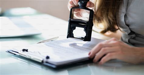 공증인 계약 문서 스탬프 및 허가 승인 사진 Unsplash의 사무실 이미지