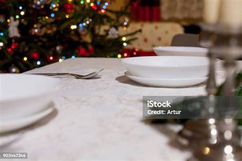 백그라운드에서 빨간 크리스마스 트리 크리스마스 콘 흰색 테이블 설정에 빈 숟가락 텍스트에 대 한 장소입니다 위에서 볼 수 있습니다 0명에 대한 스톡 사진 및 기타 이미지