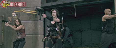 Голая Мила Йовович в Resident Evil Afterlife