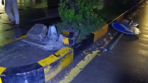 រថយន្តហ្វ៊ុយសូចង្កូតស្ដាំ បេីកបុកបង្គោលស្លាកសញ្ញាមួយដើមនៅផ្លូវវេងស្រេងបាក់រាបដល់ដី សារព័ត៌មាន