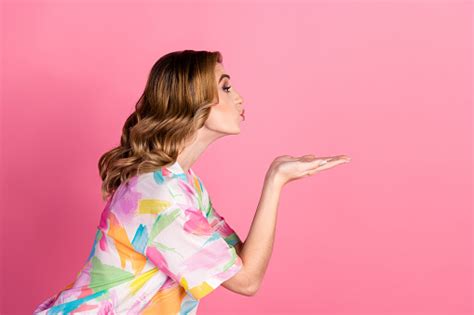 화려한 셔츠를 입은 젊은 여성이 생생한 분홍색 배경에 손으로 제스처를 취하며 스타일과 장난기 넘치는 표정을 보여줍니다 20 24세에 대한 스톡 사진 및 기타 이미지 Istock