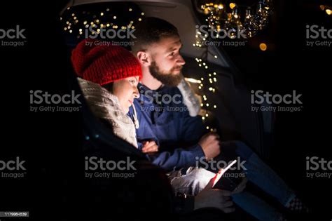 길가에 스마트 폰과 함께 자동차 트렁크에 함께 앉아 젊은 부부 자동차로 여행하는 젊은 가족 Junts Pel Sí에 대한 스톡 사진 및 기타 이미지 Istock