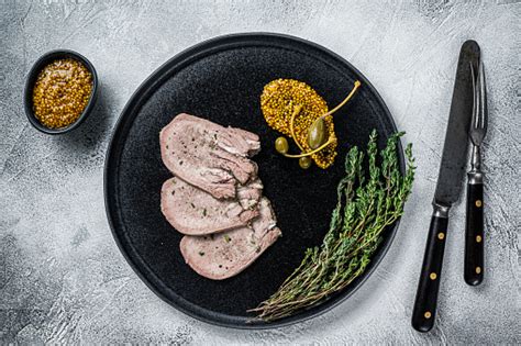 송아지 또는 쇠고기 삶은 혀 조각 접시에 흰색 배경입니다 위쪽 보기 백리향에 대한 스톡 사진 및 기타 이미지 백리향 양고기 건강한 식생활 Istock