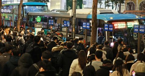 명동 버스 대란 지적에…서울시 31일까지 노선별 대기판 시행 유예