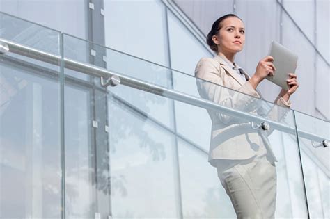 아름다운 젊은 여자 사업가 쥠 태블릿 컴퓨터 사무실 철책 여자에 대한 스톡 사진 및 기타 이미지 여자 태블릿 한 명의 여자만 Istock