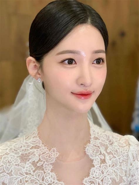 헤어and메이크업에 있는 Design님의 핀 2024 웨딩 헤어스타일 신부 머리 웨딩헤어