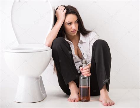 Фото девушки писают в туалете