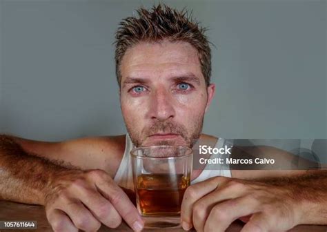 영 낭비 및 우울에 더러운 내의 알코올 중독 문제 고 술 중독 알콜 개념에 고립 된 배경에 고통 절망 위스키의 유리를 마시는