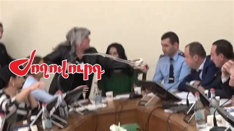 Զոհված զինվորի մայրը ջուրը շփում է քննիչի վրա Youtube