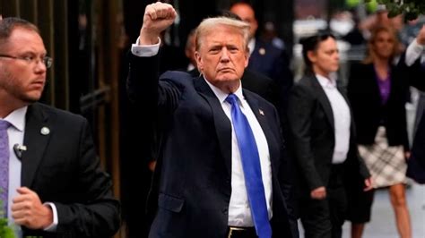 តើបញ្ជាប្រតិបត្តិក្នុងថ្ងៃដំបូងនៃការកាន់តំណែងរបស់លោក ត្រាំ មានអ្វីខ្លះ