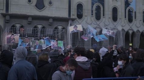 პარლამენტთან მიმდინარეობს აქცია კომენდანტის საათის დასრულების მოთხოვნით Netgazeti