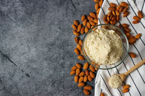 어두운 콘크리트 배경에 유리 그릇에 신선한 아몬드 밀가루와 아몬드 공란에 대한 스톡 사진 및 기타 이미지 공란 껍질 벗긴 밀가루 Istock