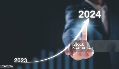 비즈니스 성장에서 성공으로의 개념입니다 어두운 배경에 2023년부터 2024년까지 전략 계획 재무 목표 목표 시장 성과를 보여주는 그래프 차트 2023년에 대한 스톡 사진