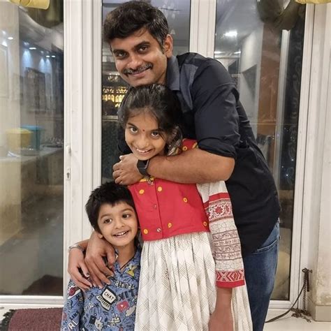 நடிகர் தனுஷின் அக்கா கார்த்திகாவின் குடும்பத்தை பார்த்துள்ளீர்களா… என்ன ஒரு அழகான குடும்பம்