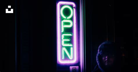 보라색과 녹색으로 켜진 오픈 네온 간판 사진 Unsplash의 무료 초상 이미지
