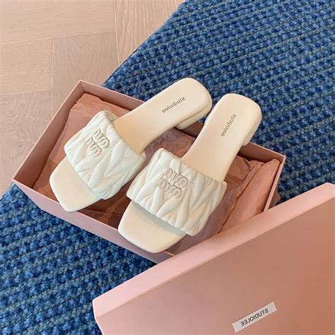 슬리퍼 여성 여름 겉옷 2023 새로운 평면 프랑스 스타일 주름 캐주얼 해변 요정 스타일 샌들 Aliexpress