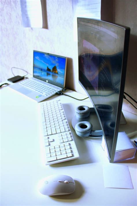 Minimalistic Desk Setup