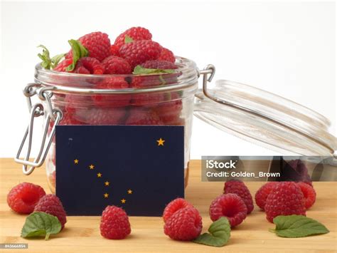 흰색 배경에 고립 라스베리와 나무 패널에 알래스카 플래그 0명에 대한 스톡 사진 및 기타 이미지 0명 개념 건강한 식생활 Istock