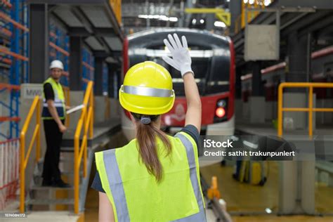 두 명의 전문 엔지니어가 아시아에서 리프트 전기 열차의 기계적 점검 하부 구조와 대중 교통 열차의 유지 보수를 점검합니다 2명에 대한 스톡 사진 및 기타 이미지 Istock