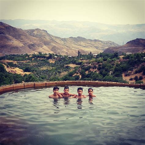 تصاویر چشمه پلکانی سنگرود از عجایب دیدنی رودبار ؛ لذت یک آبتنی دلچسب در پاییز آب گرم سنگرود