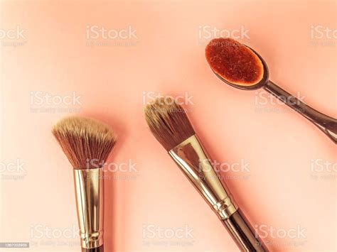 브러시는 밝은 배경에 놓여 있습니다 파운데이션 파우더 블러셔를 적용하기 위한 천연 칫솔모가 있는 푹신한 브러쉬 피부에 액체