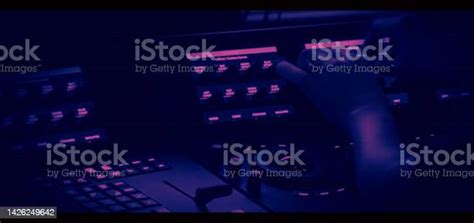 스튜디오에서 비디오 제작 제어판을 편집하십시오 에디터 편집 및 영화 포스트룸에서 영화 등급 Telecine 제어 기계 및 남자 손 편집 또는 포스트 프로덕션에서 디지털