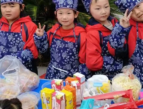酉州学校：小小市场大大分享，第一届跳蚤市场开市