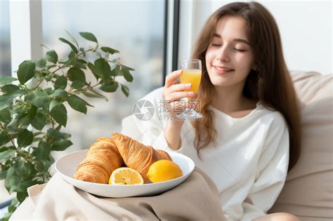 惬意享用早餐的女士高清图片下载 正版图片600558670 摄图网