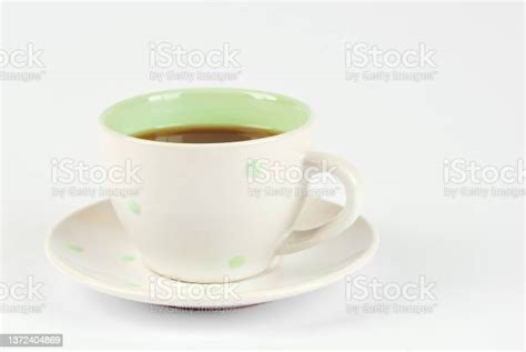 세라믹 커피 머그잔클로 흰색 배경에 고립 된 커피 음료 근처의 텍스트를 위한 공간과 여유 공간을 복사합니다 0명에 대한 스톡