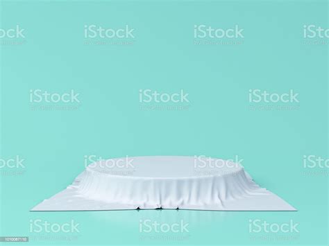 반사와 그림자 3d 렌더링와 녹색 파스텔 컬러 배경에 고립 된 흰 천으로 덮여 라운드 연단 또는 받침대 0명에 대한 스톡 사진 및 기타 이미지 Istock