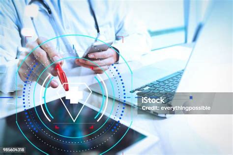 의료 기술 개념입니다 의사 손에 현대 디지털 태블릿 및 노트북 컴퓨터 의료 차트 인터페이스 태양 플레어 효과 사진 작업 건강관리와 의술에 대한 스톡 사진 및 기타 이미지