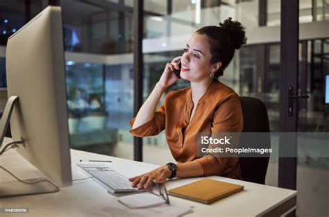 늦은 밤 사무실에서 컴퓨터로 작업하는 비즈니스 여성과의 전화 통화 커뮤니케이션 및 네트워킹 초과 근무를 위해 책상에서 여성