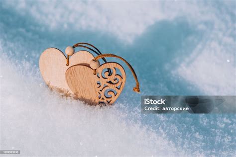 차갑고 서리가 내린 아침 눈 속에서 나무 하트 몇 개 발렌타인 데이 인사말 카드 사랑과 낭만적 인 관계의 상징 2월 14일 휴가를 축하합니다 텍스트공간을 복사합니다 0명에