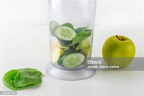 단계 녹색 스무디 조리법에 의해 단계 사과 오이 시금치 1 단계 는 블렌더에 재료를 추가합니다 가정 요리 비건 건강 해독 식사 식이 및 Weght 손실 음료 건강한 생활