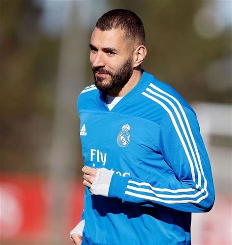 صورة بنزيما يسخر من تشكيل الأفضل لليكيب بطولات